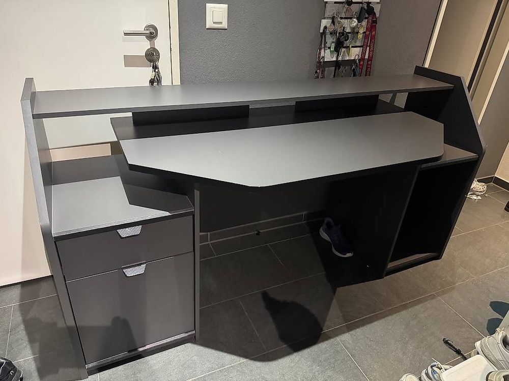Gaming Pult, Schreibtisch 180 x 67 NP 229.- (Gebraucht) in Therwil für ...