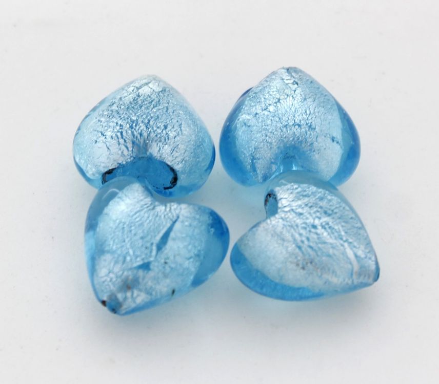 4 x türkisblaue Glasperlen in Herzform mit Silberfolie, 2cm (Neu und originalverpackt) in ...