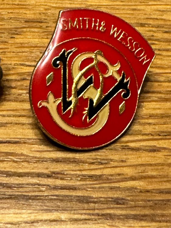 S&W Smith & Wesson Pin s Colt Gun (Neu (gemäss Beschreibung)) in ...