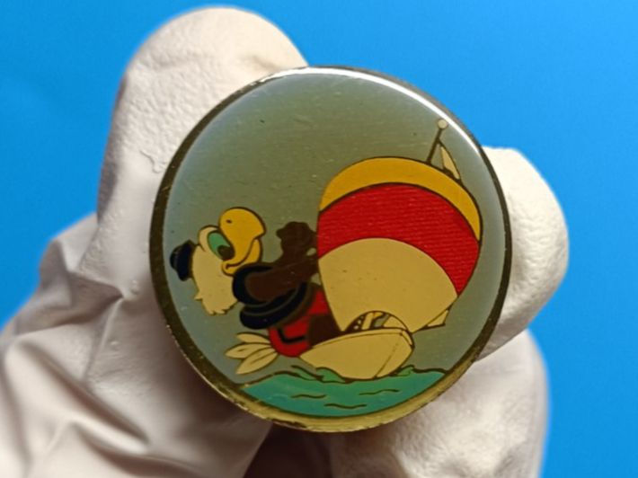 Pin Segelschiff Cartoon - Box 40 (Gebraucht) in Köniz für CHF 1 – mit ...