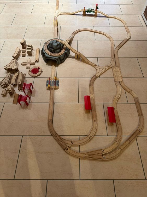 BRIO Holzeisenbahn mit Berg und viel Zubehör, Top! (Gebraucht) in ...