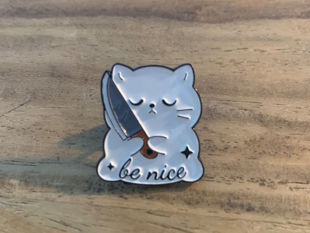 Lustiger Pin Katze mit Messer (Neu und originalverpackt) in Geneve für CHF 1.2 – mit Lieferung ...