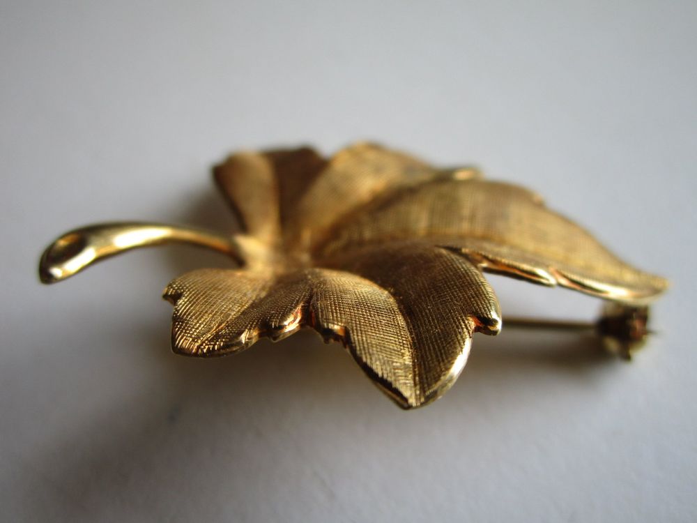 Brosche Gold 750 Blattmotiv (Gebraucht) in Heimberg für CHF 127 – mit ...