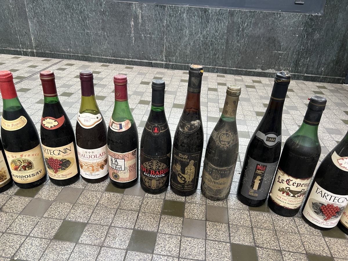 Lot 25 BOUTEILLES DE VIN ROUGE ANCIENS PRINCIPALEMENT SUISSE (Neu ...