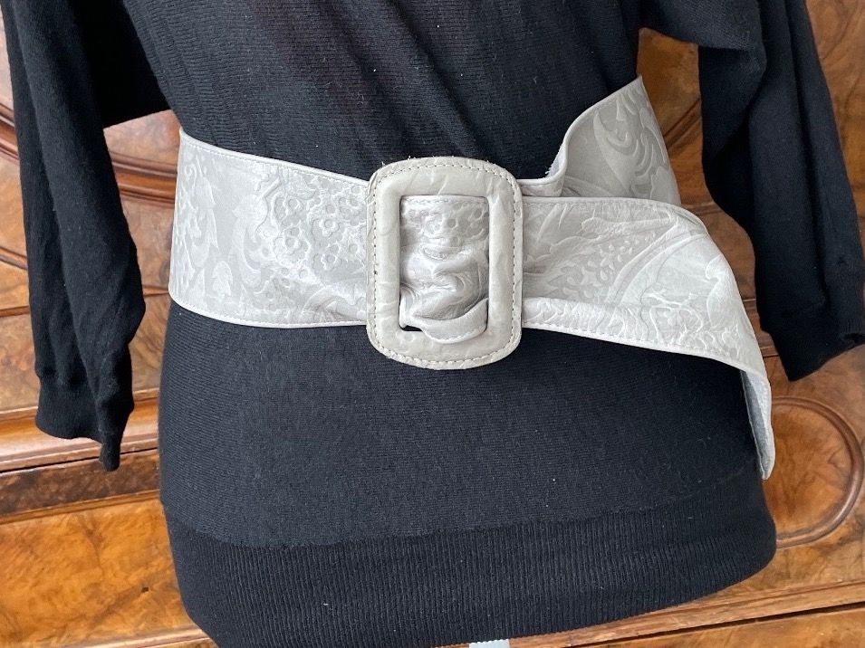 VINTAGE Weicher Ledergürtel 113 cm lang 8 cm breit (Gebraucht) in Zürich für CHF 14 – mit ...