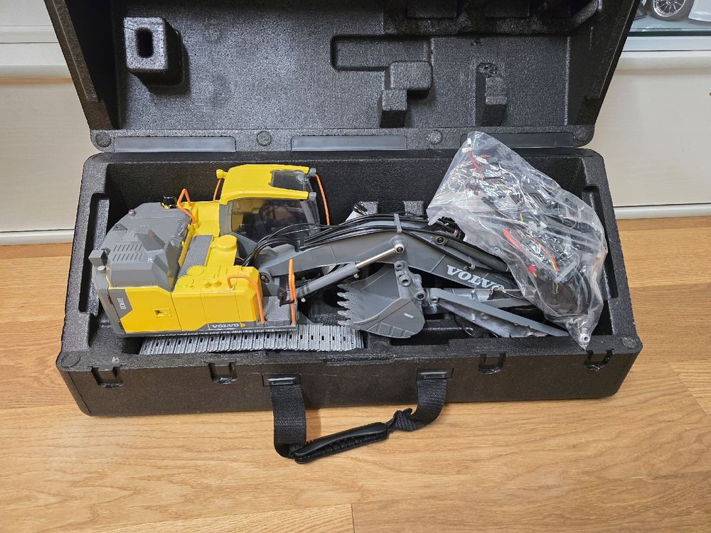 RC Bagger Volvo EC160E (Defekt) in Steinen für CHF 358 – nur Abholung ...