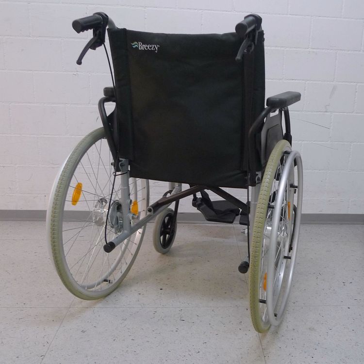 Rollstuhl Breezy, SB 48 cm, nur CHF 179 (Gebraucht) in Lengnau für CHF 179 – mit Lieferung auf ...