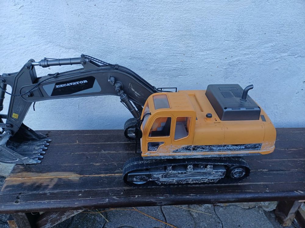 RC Bagger mit Fernbedienung, Akku & Ladegerät (Gebraucht) in Spiringen ...