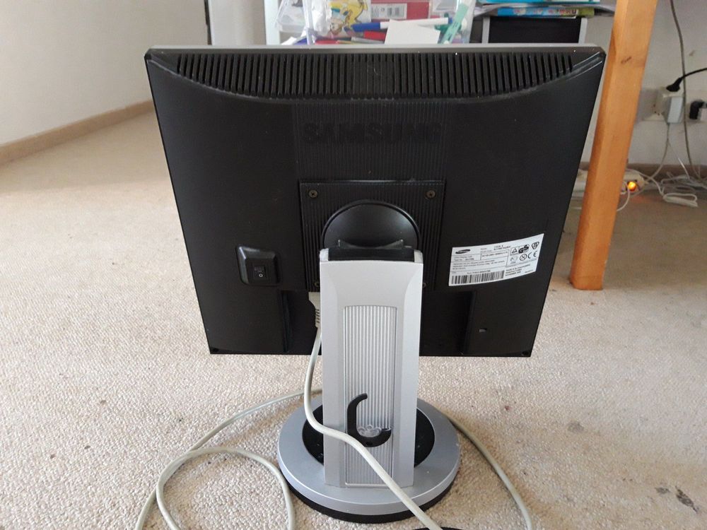 PC-Bildschirm Samsung (Gebraucht) in Langnau am Albis für CHF 8 – mit ...