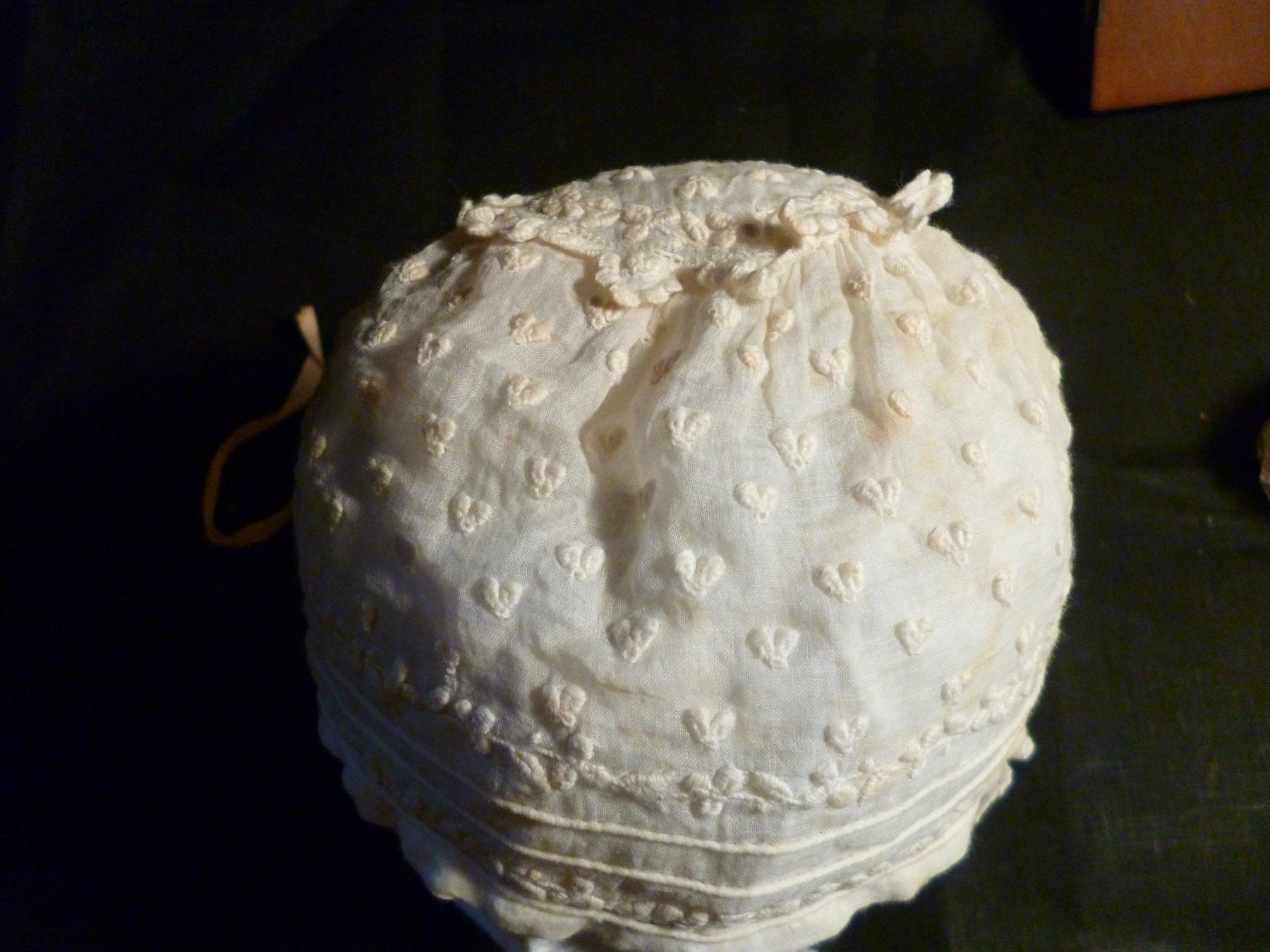 Ancien. Petit bonnet-bébé, coton très fin, broderie blanche (Gebraucht ...