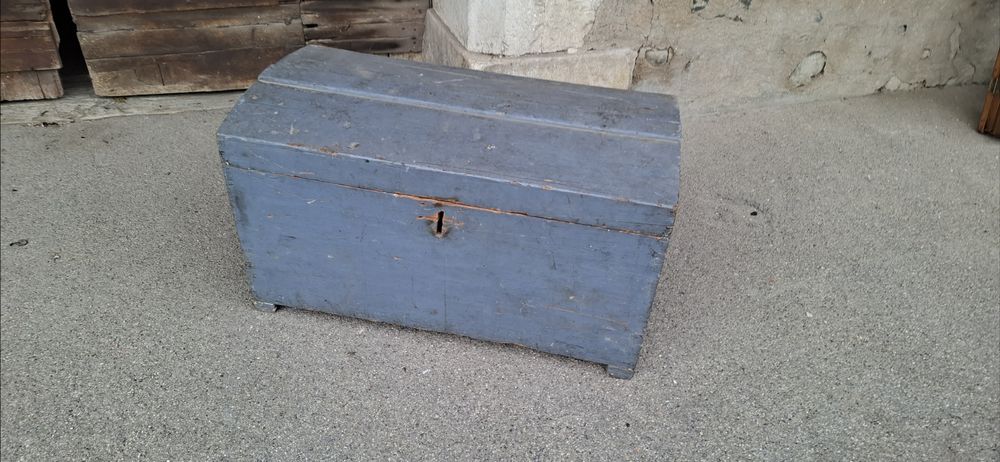 Coffre ancien en bois bleu (Gebraucht) in Bassins für CHF 50 – nur Abholung auf Ricardo kaufen