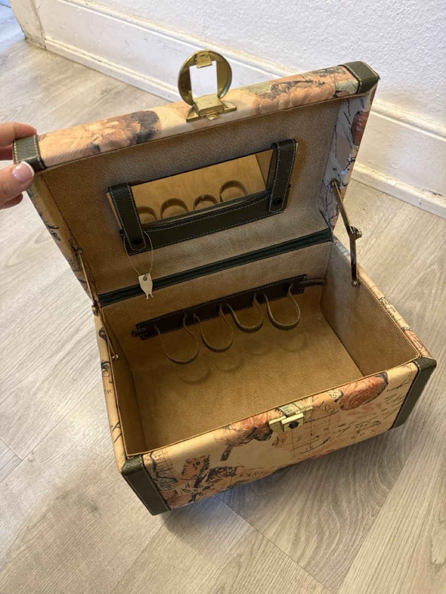 Belle boîte à bijoux vintage avec motif de carte du monde. (D'occasion ...