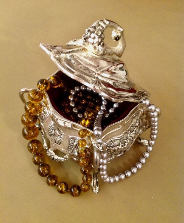 E., Zwei Ketten 50er in Schmuck- Schatulle Dose Vintage Box (Gebraucht) in Klosters für CHF 10 ...