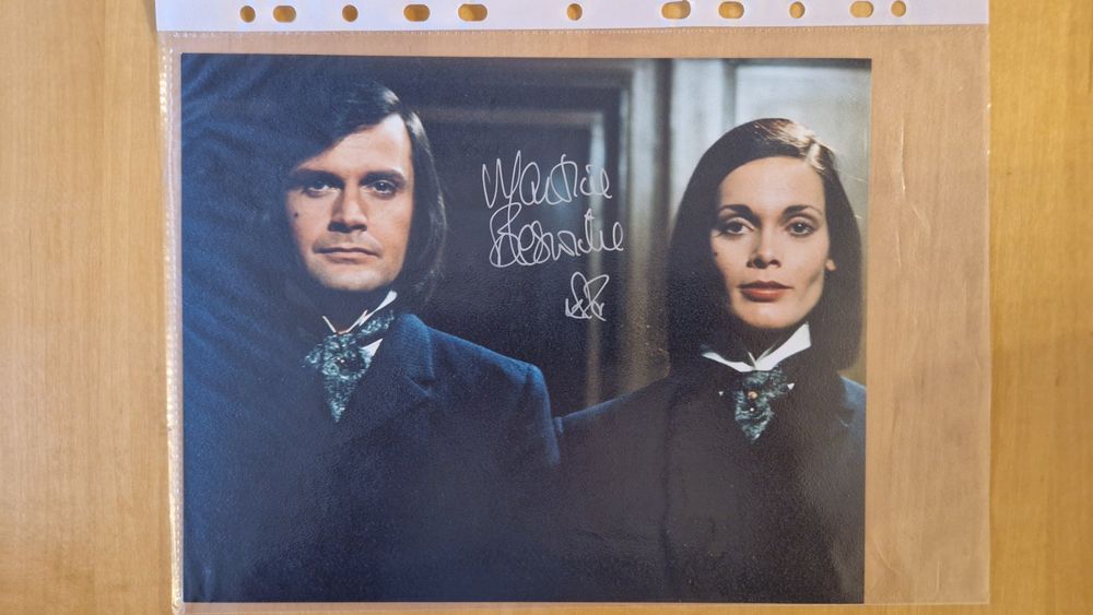 Martine Beswick, Original Autogramm auf Grossfoto in Farbe | Kaufen auf ...