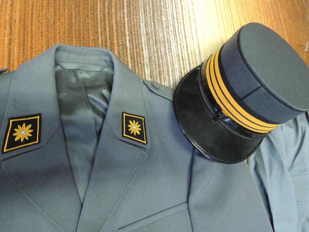 Uniform OBERST im Gst. 7-teilig TOP Zustand (Gebraucht) in Uznach für ...