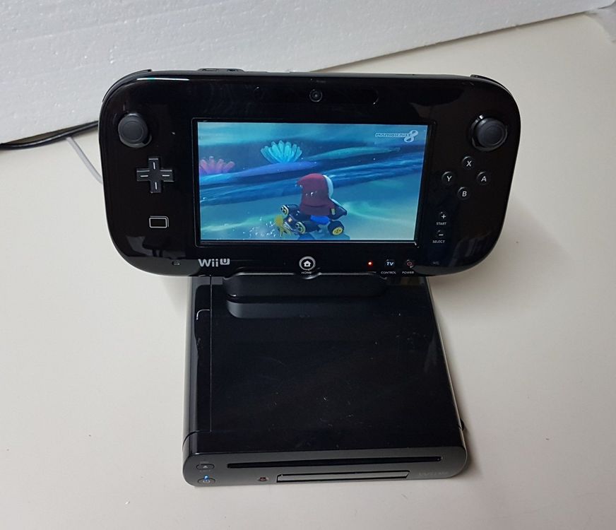 Wii U Konsole mit Mario Kart 8 + NintendoLand / viel Spass (Gebraucht ...