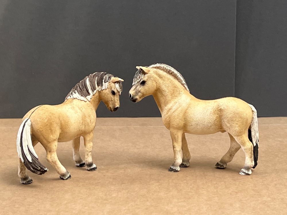2 Schleich Fjordpferde Fjord Pferd Stute Hengst Pferde (Gebraucht) in Ennetbaden für CHF 10 ...