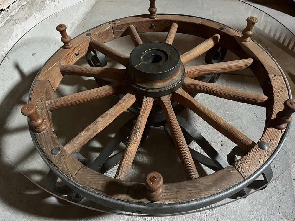 Table basse originale roue de chariot ancienne (Gebraucht) in avenches ...
