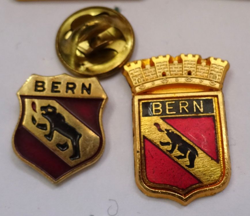 2 Pin Bern Wappen mit Bär (Gebraucht) in Utzenstorf für CHF 3 – mit ...