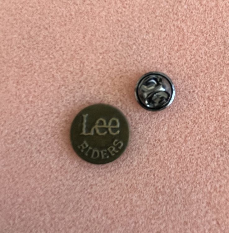 Pin Lee Riders (Gebraucht) in Basel für CHF 3 – mit Lieferung auf Ricardo kaufen