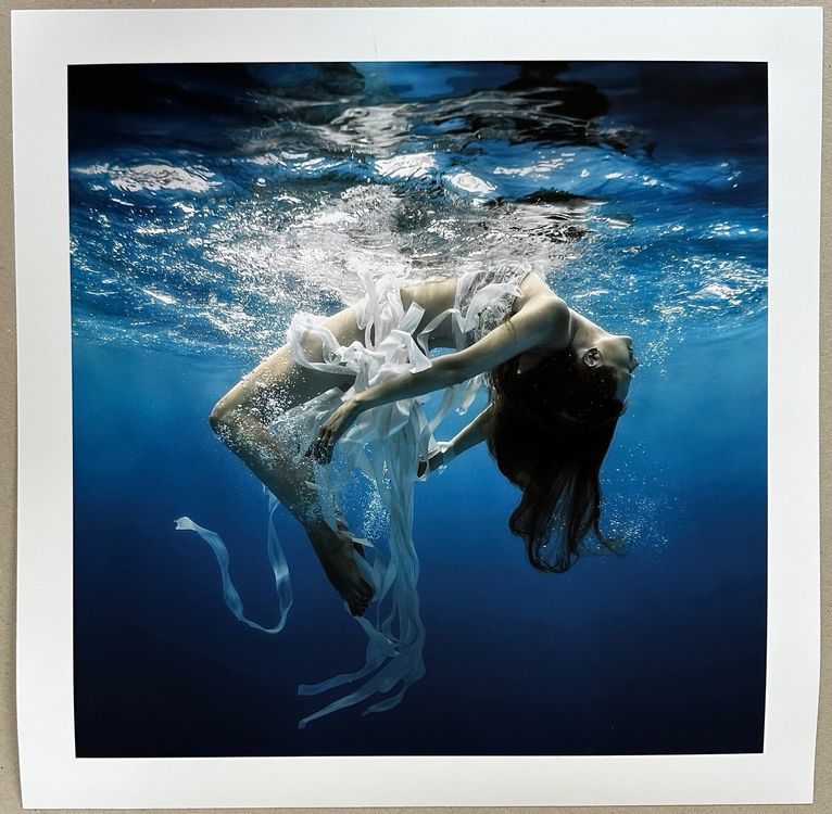 Floating Beauty Art Print | Kaufen auf Ricardo