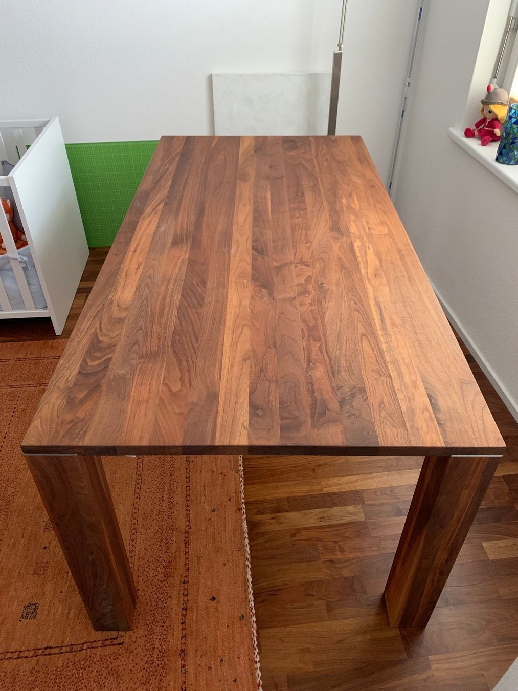 Massiver Esstisch, Nussbaum, Top Zustand, Winter-Deal! (Gebraucht) in ...
