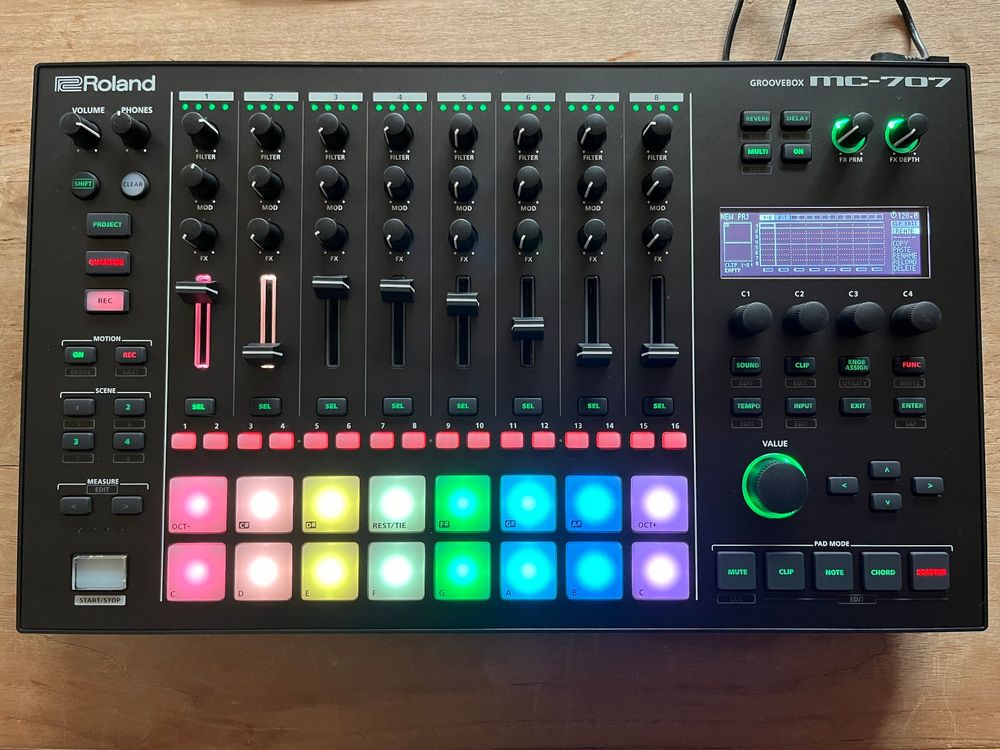 Roland MC-707 inkl. Decksaver | Kaufen auf Ricardo