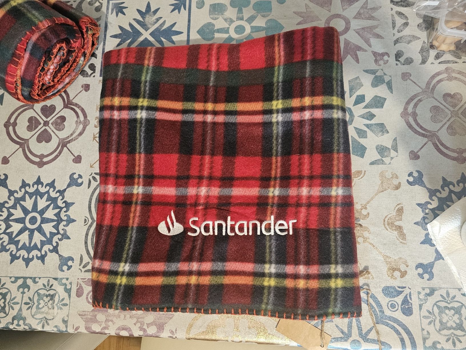 2 couvertures chaudes à carreaux brodées (Neuf avec emballage d'origine ...