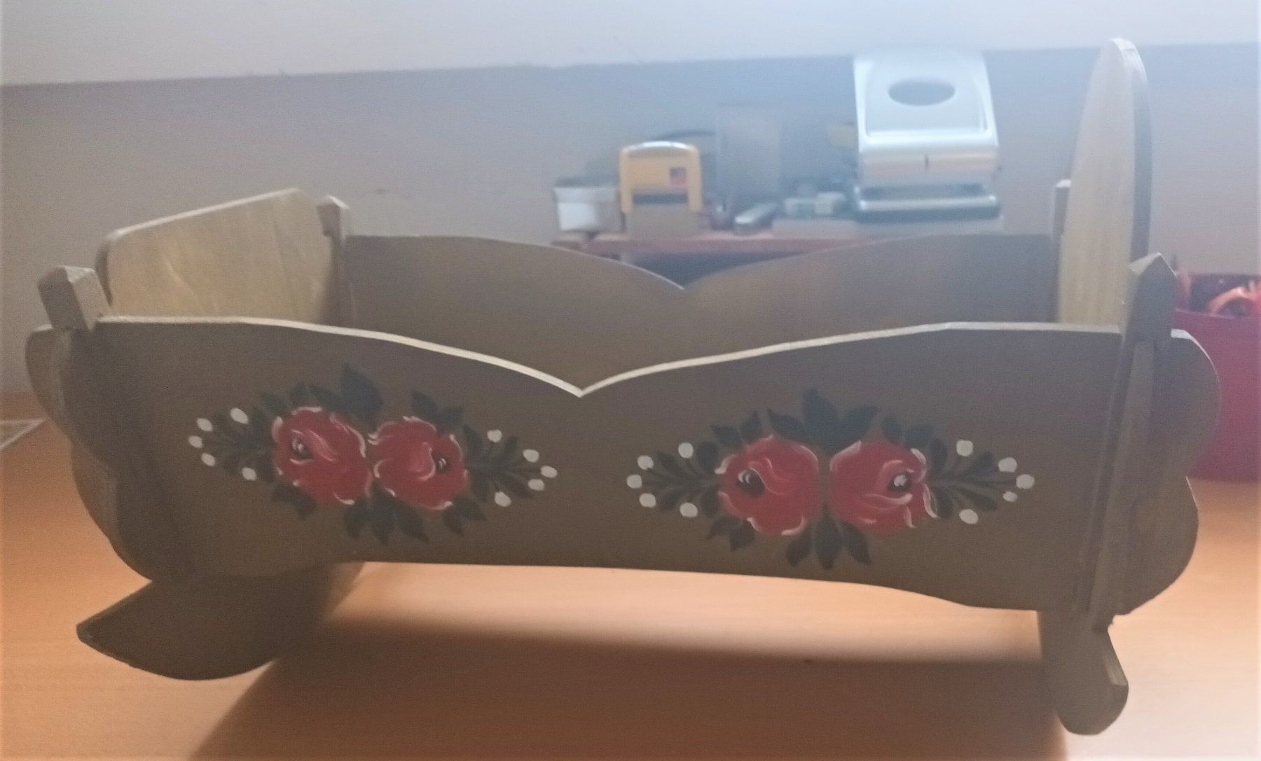 Alte, guterhaltene Puppenwiege bemalte 50 x 28 x 30 cm. (Gebraucht) in ...