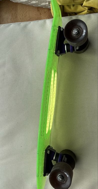 Neon-grünes Pennyboard für den Sommer (Gebraucht) in Sursee für CHF 5 – nur Abholung auf Ricardo ...