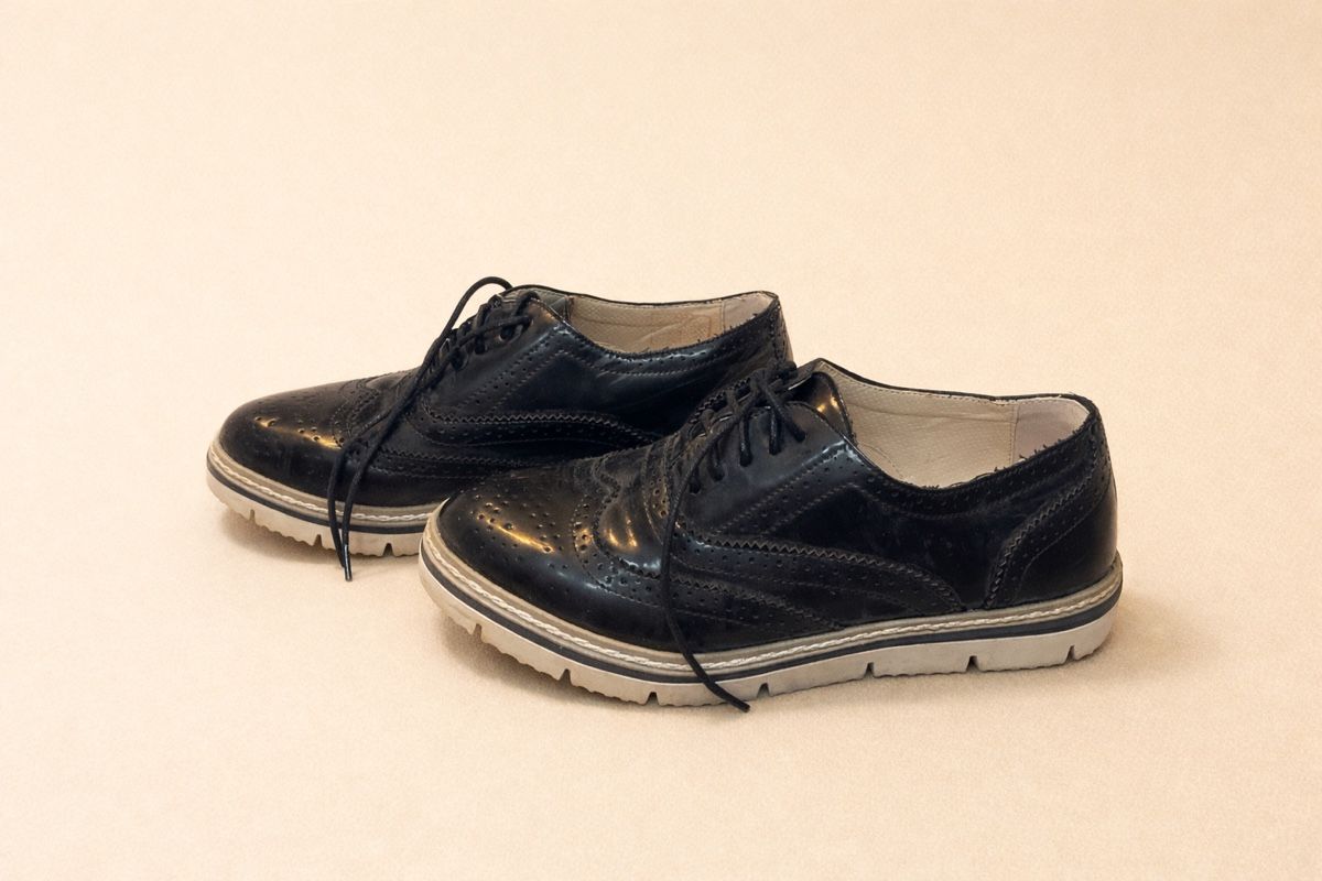 Chaussures derby noires (Gebraucht) in Lausanne für CHF 25 – mit ...