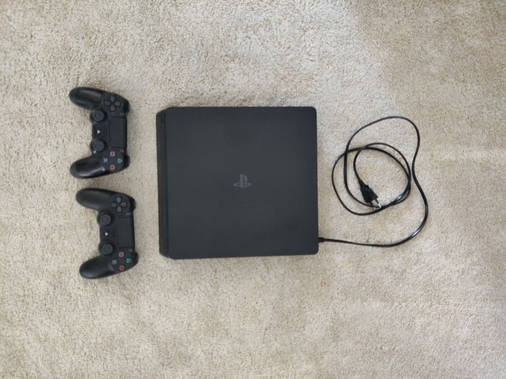Playstation 4 + 2 Controller | Kaufen auf Ricardo
