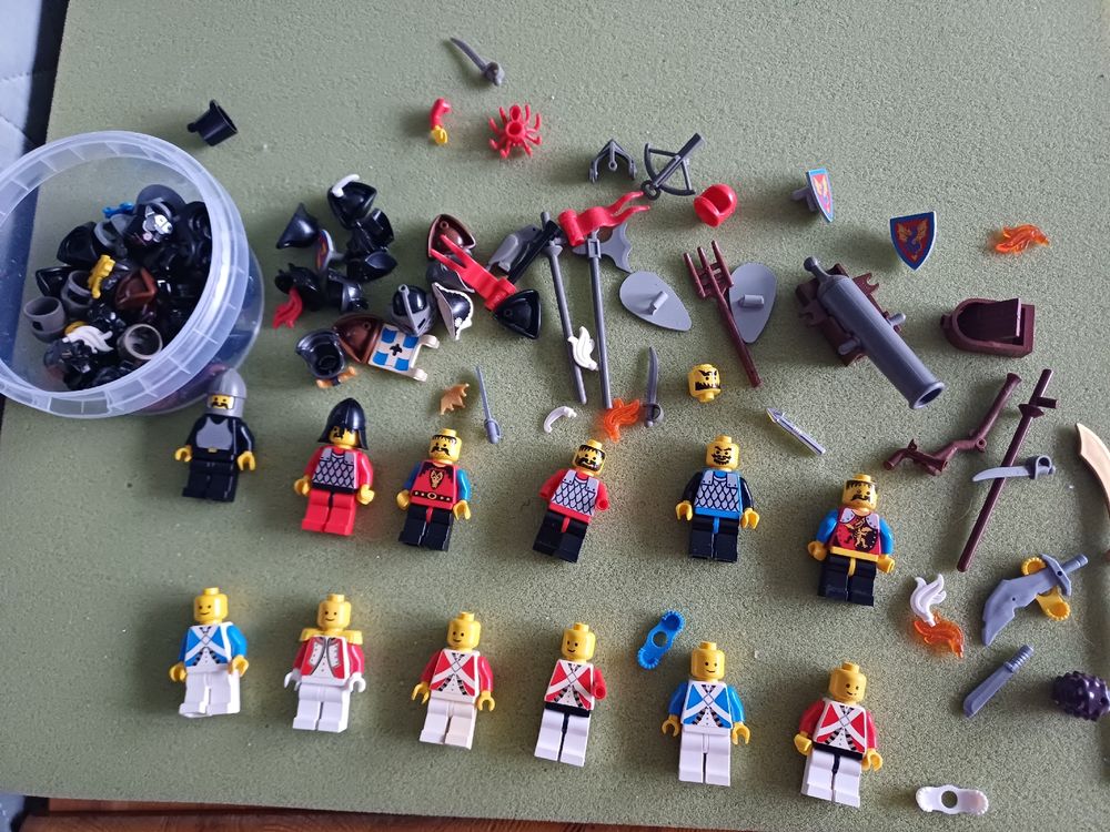 lego convolut 40 minifigure soldati castello (Usato) a Minusio per CHF ...