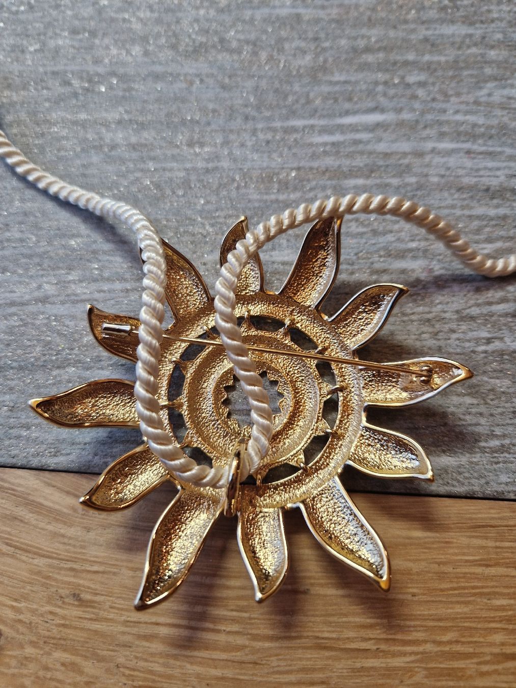 Seidenkordel weiss + 2 Anhänger Gold Pierre Lang (Gebraucht) in ...