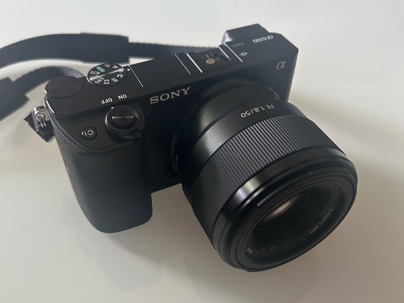 SONY Alpha 6100 + SONY 50mm F/1.8-22 (Neu und originalverpackt) in ...