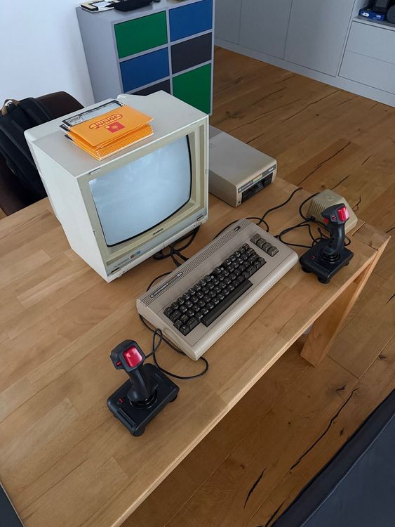 Commodore 64 Komplettset mit Monitor, Joystick, Spiele! (Gebraucht) in ...