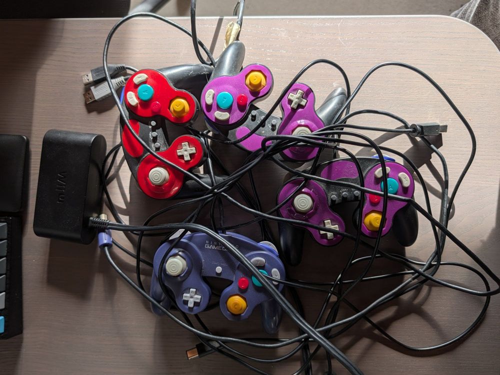Set : 4 Gamecube controllers + WiiU USB adapter (Gebraucht) in Paudex ...