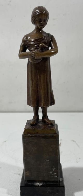 Dame mit Ente Bronze Skulptur unleserlich Signiert (Gebraucht) in Root für CHF 100 – mit ...