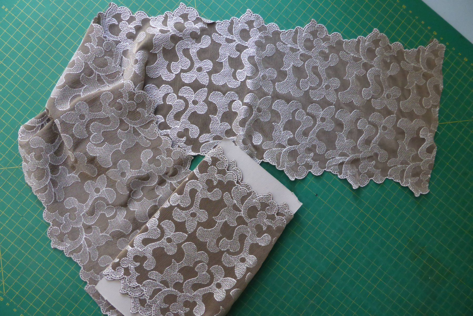 Alter St. Galler Tüll Stoff beige - Restenpreis für 1.60 m (Gebraucht ...