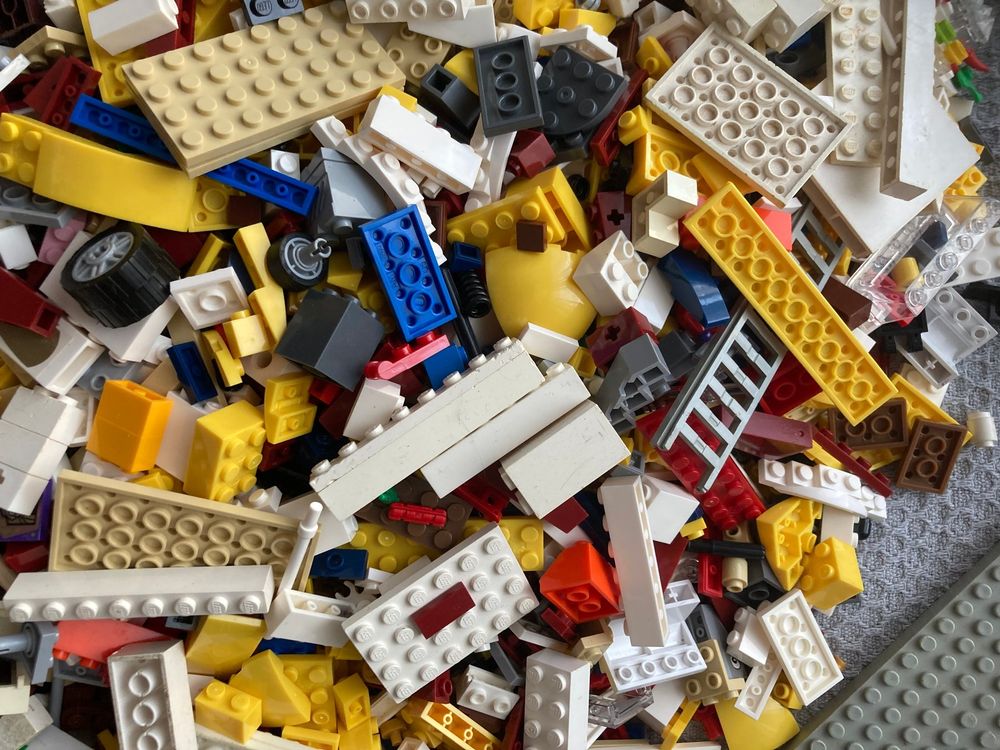 4 Kg unechte und vergilbte Legos und grosse Platten (Gebraucht) in Volketswil für CHF 45 – mit ...