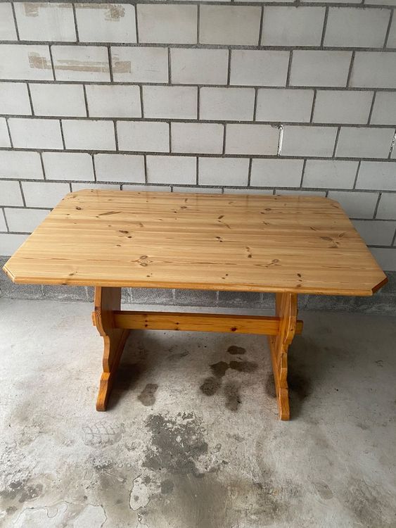 Massiver Holztisch, Esstisch (Gebraucht) in Bazenheid für CHF 45 – nur Abholung auf Ricardo kaufen