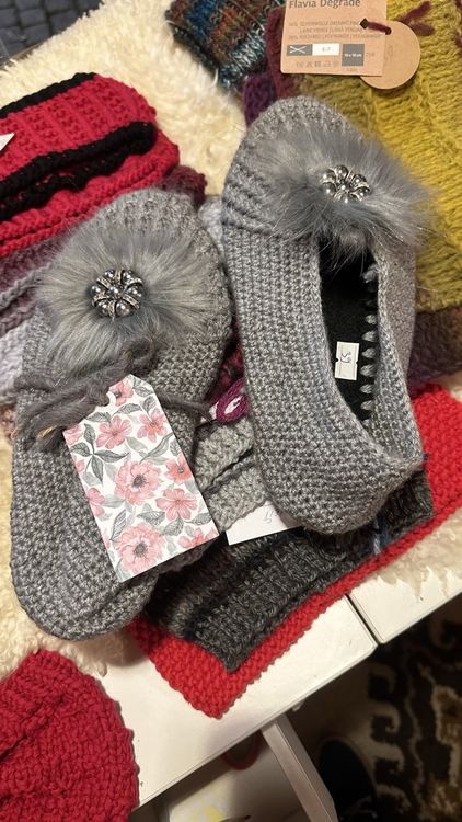 Handgestrickte Hausschuhe (Neu (gemäss Beschreibung)) in Lachen SZ für CHF 18 – mit Lieferung ...