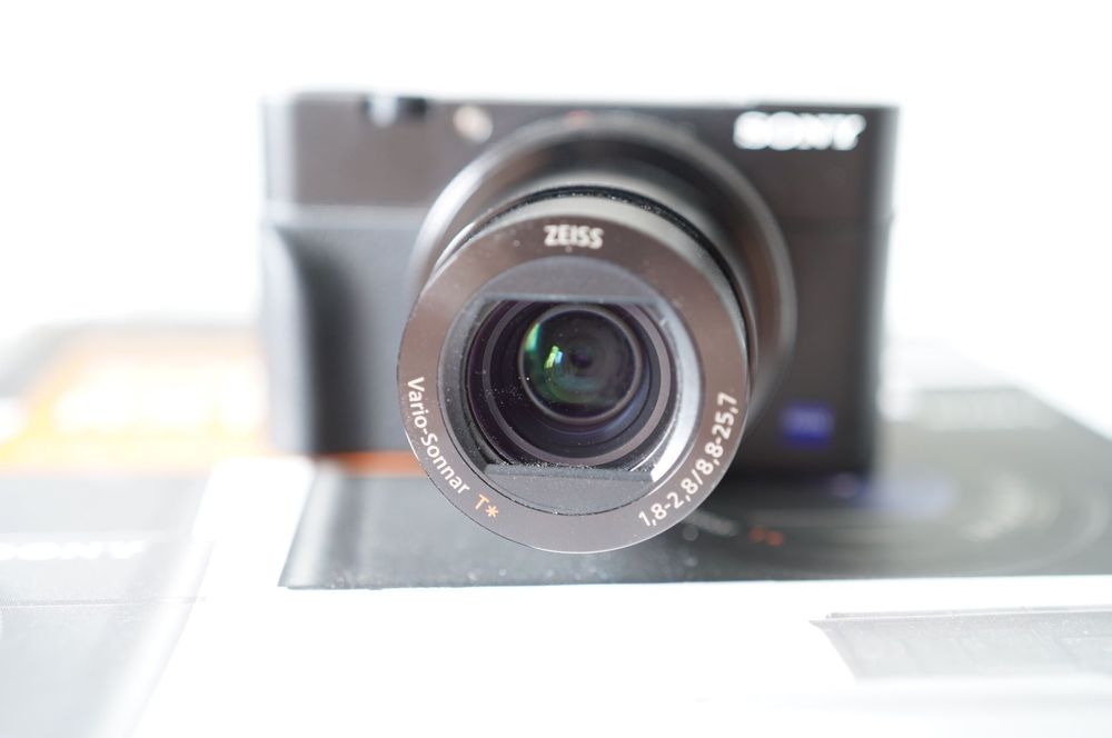 Sony RX100 mit Buch | Kaufen auf Ricardo