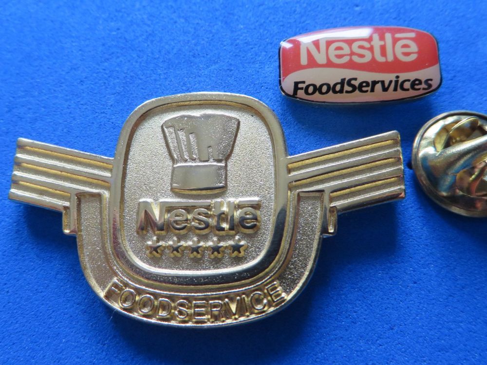 2 PIN PIN'S NESTLÉ FOODSERVICE, NAHRUNGSMITTEL FIRMA, limit. | Kaufen ...