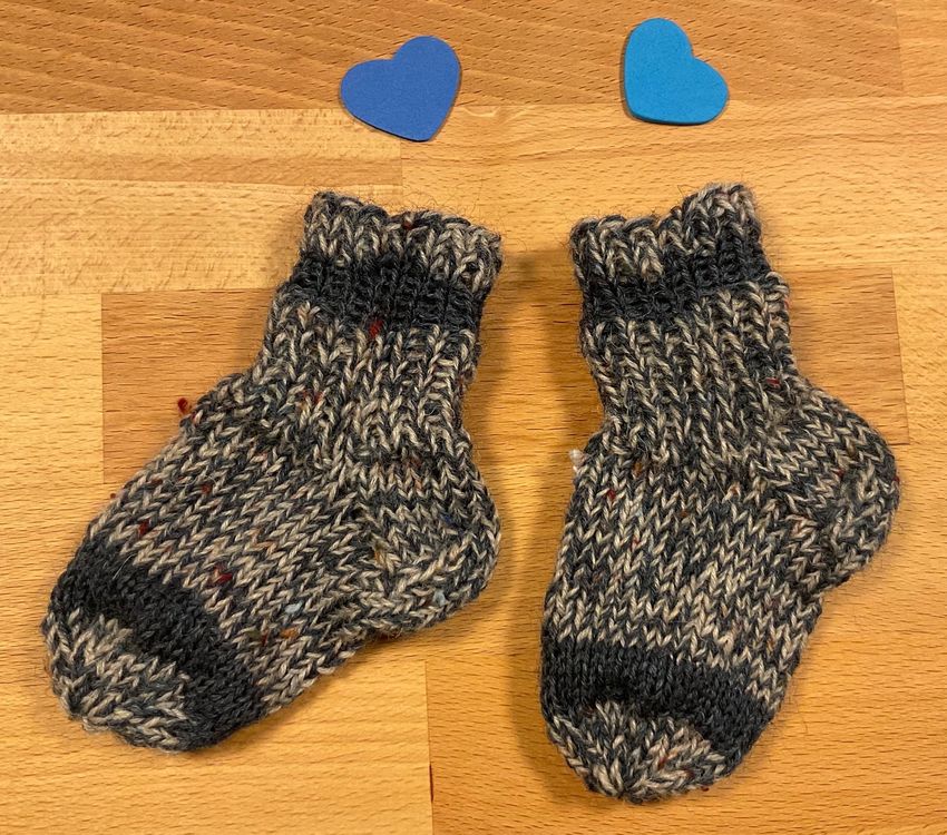 Babysocken - blau/grau 💙🤍 mit bunten Punkten - ab Geburt (Neu (gemäss Beschreibung)) in ...