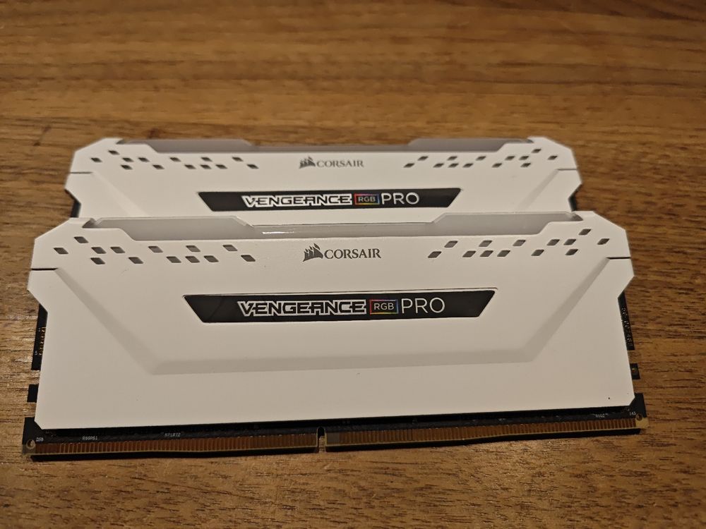 16GB (2x8GB) Corsair Vengeance pro DDR4 RAM 3200MHz (Gebraucht) in ...