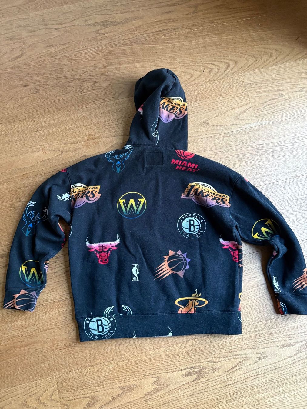 Hoodie und Shorts Marke Hollister mit Basketball Logos NBA (Gebraucht ...