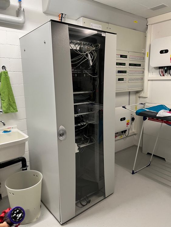 Serverschrank 42HE mit 6 Einlageböden (Gebraucht) in Schongau für CHF ...