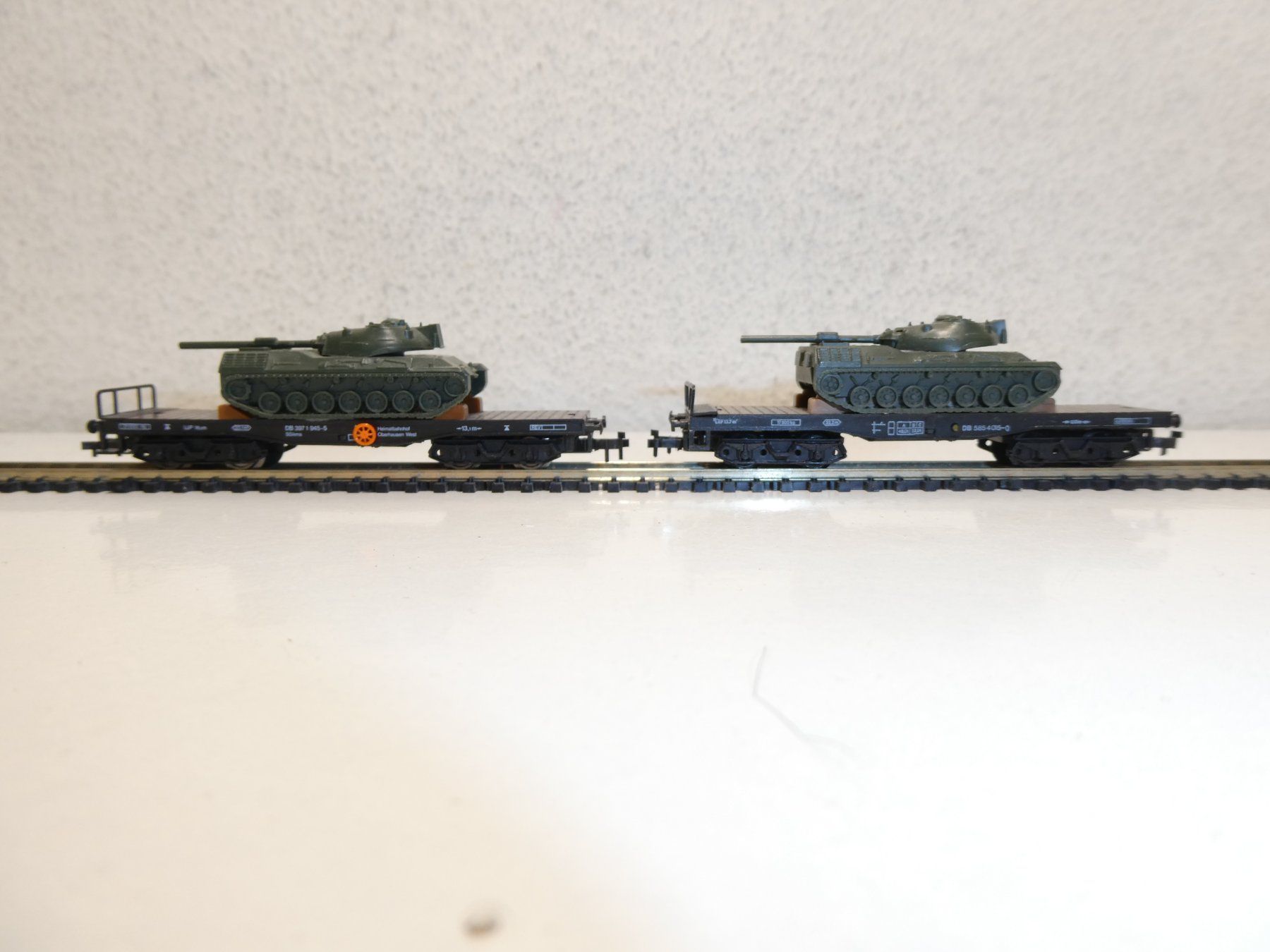 2 Arnold Güterwagen Niederbordwagen mit Panzer Spur N (Q23) (Gebraucht ...