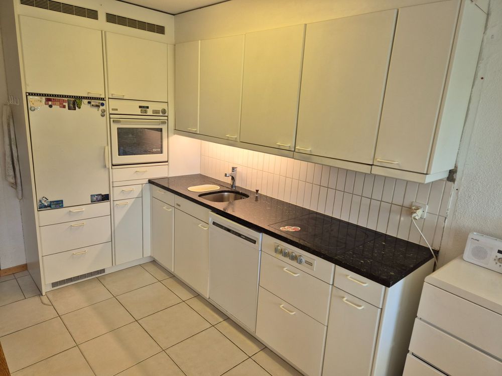 Einbau Küche über Eck, mit Kühlschrank, Backofen, Geschirrsp (Gebraucht) in Bolligen für CHF 1 ...
